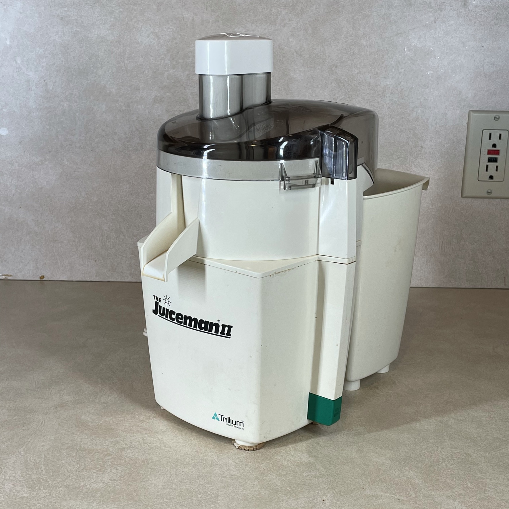 VINTAGE "JUICEMAN" ELECTRIC JUICER